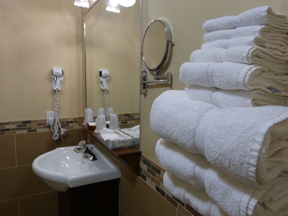 Auberge Du Lac Malcom Quebec - Hotel Price, Reviews, Photos | Adanione.com